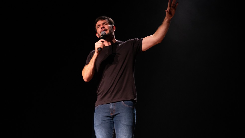 Padre Patrick leva espetáculo “Bença, Padre” ao Teatro Bradesco em ...