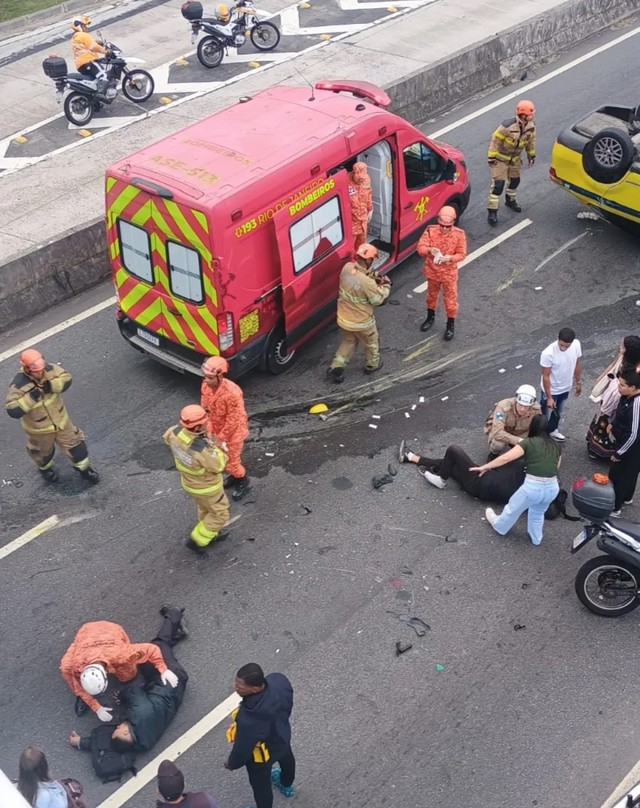 Acidente entre táxi e motos provoca capotamento e interdita trecho da ...