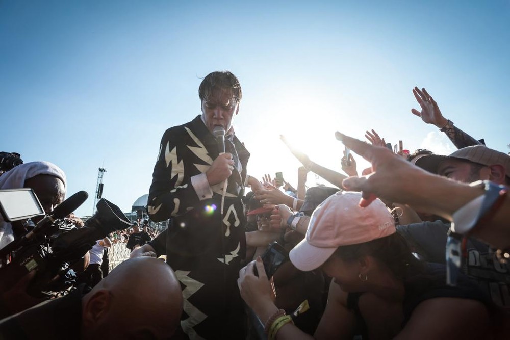Vocalista do The Hives mostra energia invejável no calorão do Primavera ...