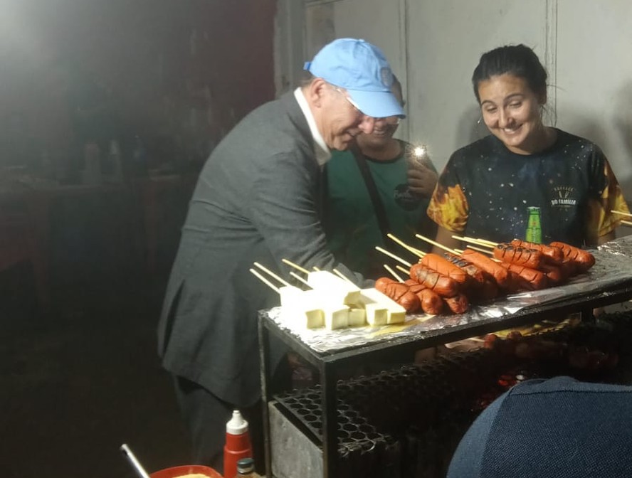 John Textor é flagrado comendo churrasquinho antes de Botafogo x ...