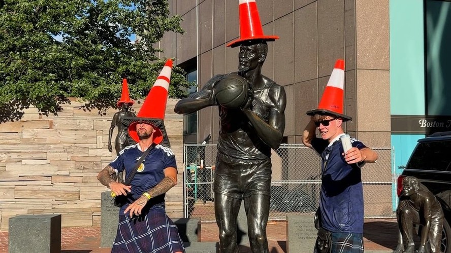 Por que estátuas de Boston apareceram com cones de trânsito na cabeça ...