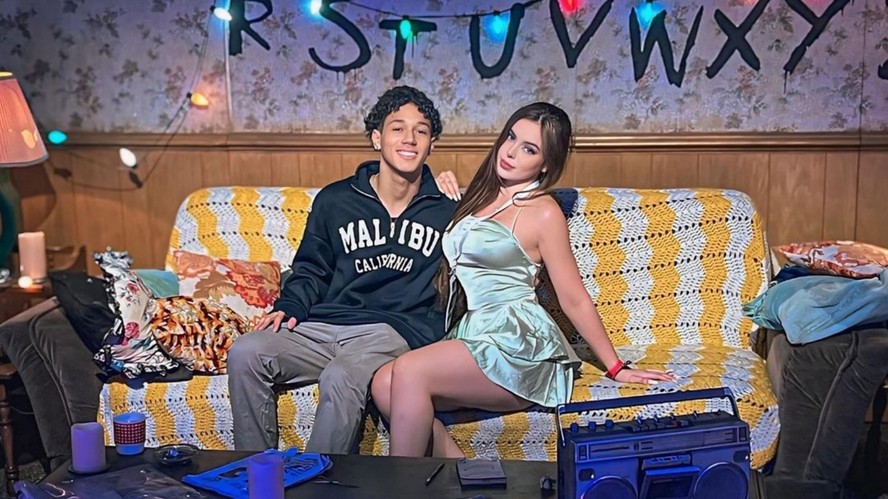 Irmã de Melody posta foto rara com namorado e seguidores reagem: 'Não dá nem para acreditar'