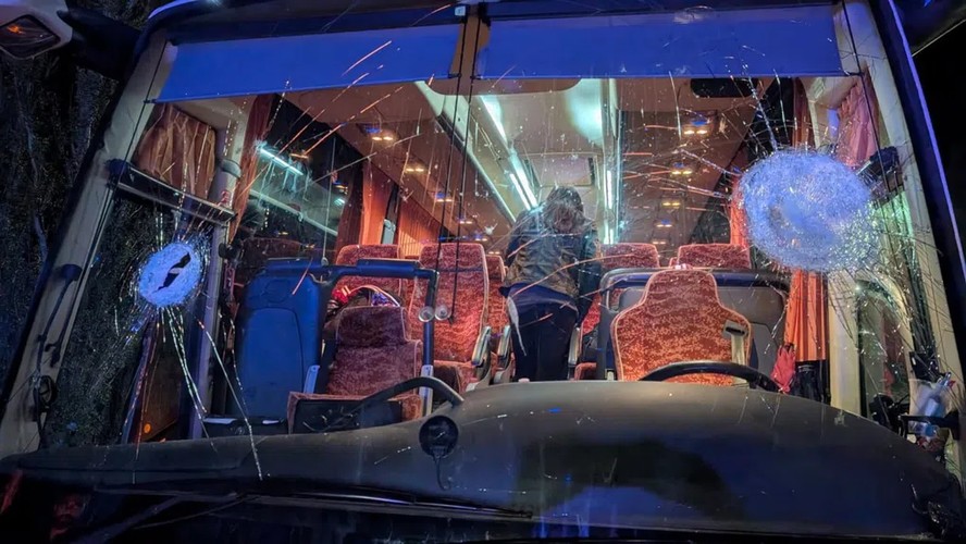 Motorista morre após ônibus com torcedores de basquete ser atacado na ...
