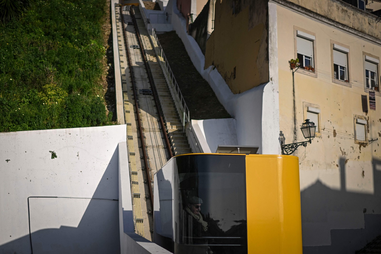 Lisboa: depois de uma espera de 120 anos, novo Funicular da Graça sai ...