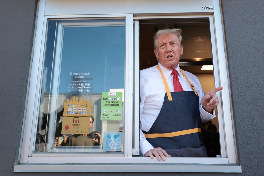 'Funcionário' do McDonald's por um dia, Trump entrega lanche a ...