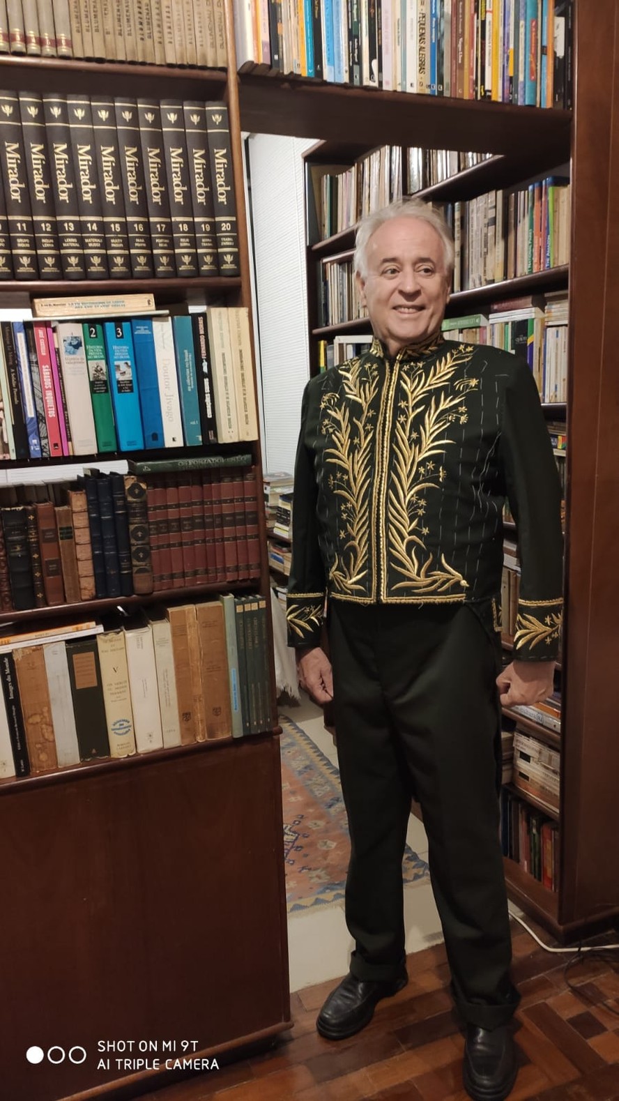 O figurinista Marcelo Pies faz fardão para novo acadêmico da ABL