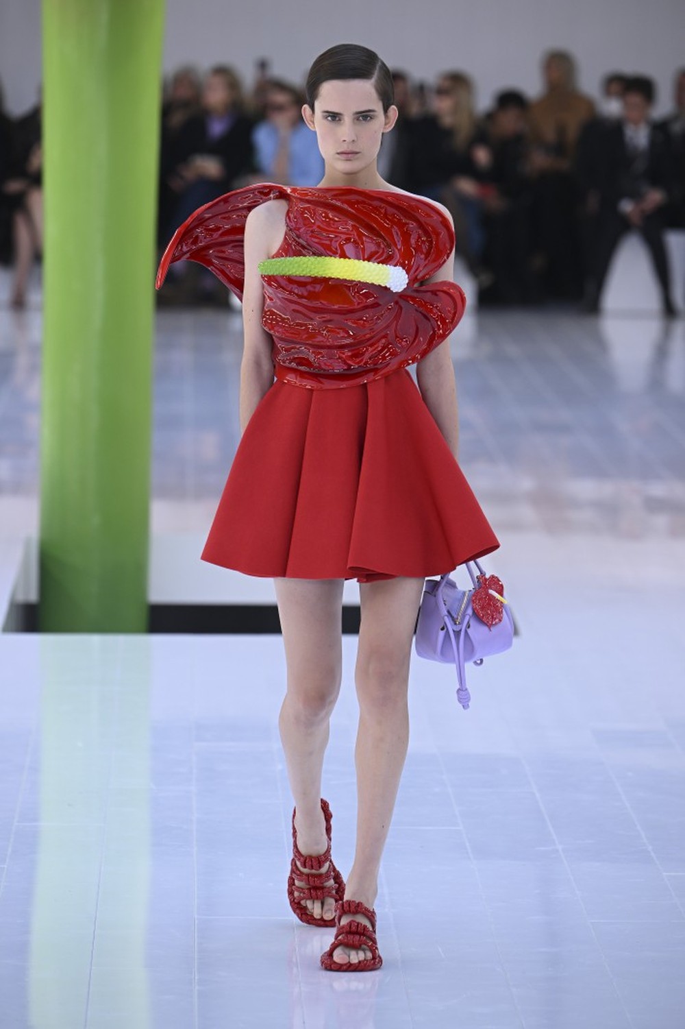 Verão 2023: Semanas de moda europeias trazem looks com menos amarras