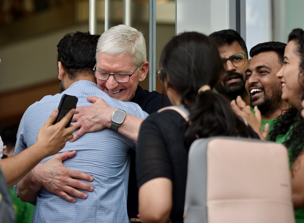 Com filas na madrugada e tietagem, Tim Cook inaugura primeira loja da ...