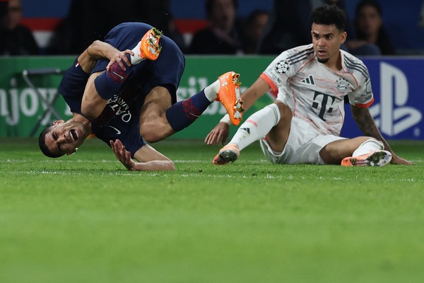 Com dois gols e expulsão, Luis Díaz protagoniza vitória suada de Bayern ...