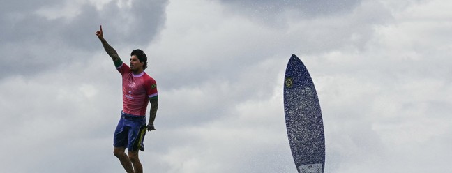 Medina surfa pela 1ª vez após lesão que o tirou do mar por 4 meses ...