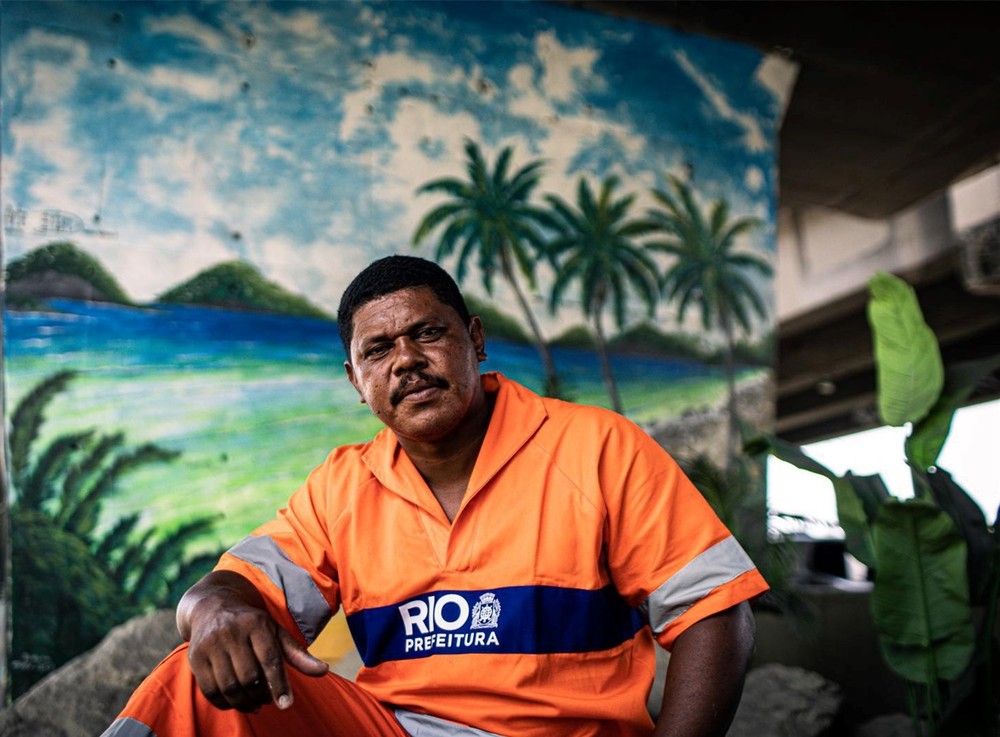 Conheça Derlan, o gari pintor, responsável por transformar paredes ...