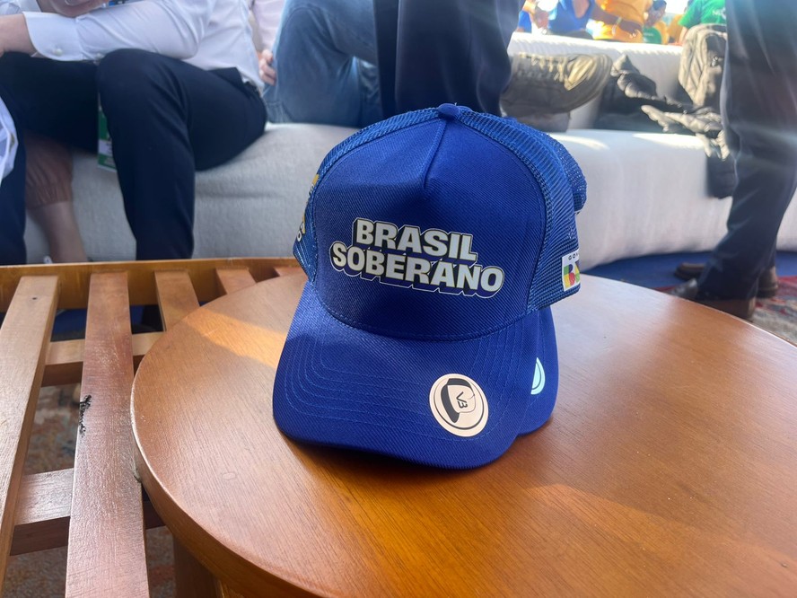 Governo distribui bonés com slogan ‘Brasil Soberano’ em desfile de Sete ...