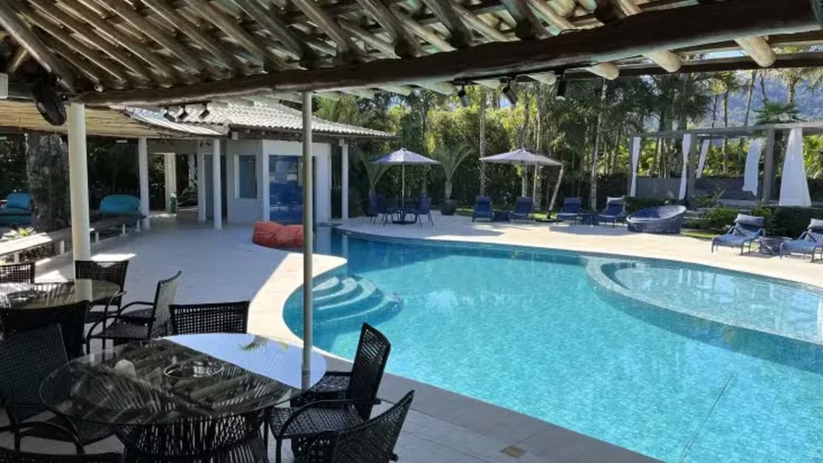 Sertanejo Zé Felipe compra mansão de Sheik por R$ 27 milhões; veja as fotos