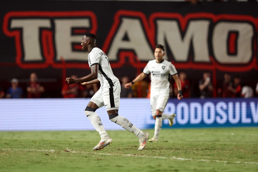 Botafogo goleia o Atlético-GO e reassume a liderança do Campeonato ...