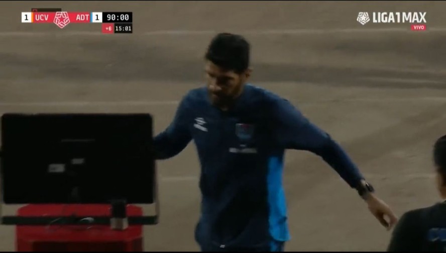 Loco Abreu se revolta e dá um soco no monitor do VAR em partida do ...
