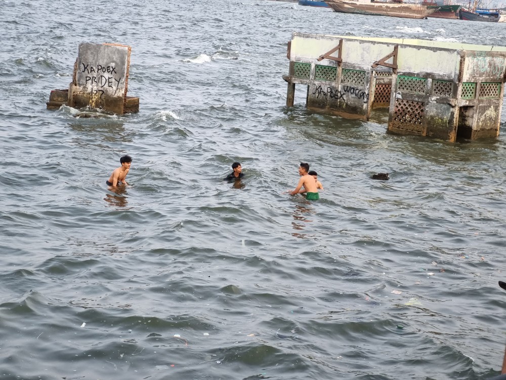População de Jacarta, ex-capital da Indonésia, vive entre mar que sobe ...