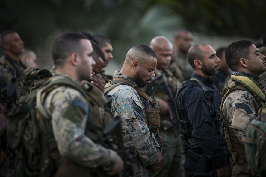 Mais de 100 pessoas se despedem de PM do Bope morto em operação no ...