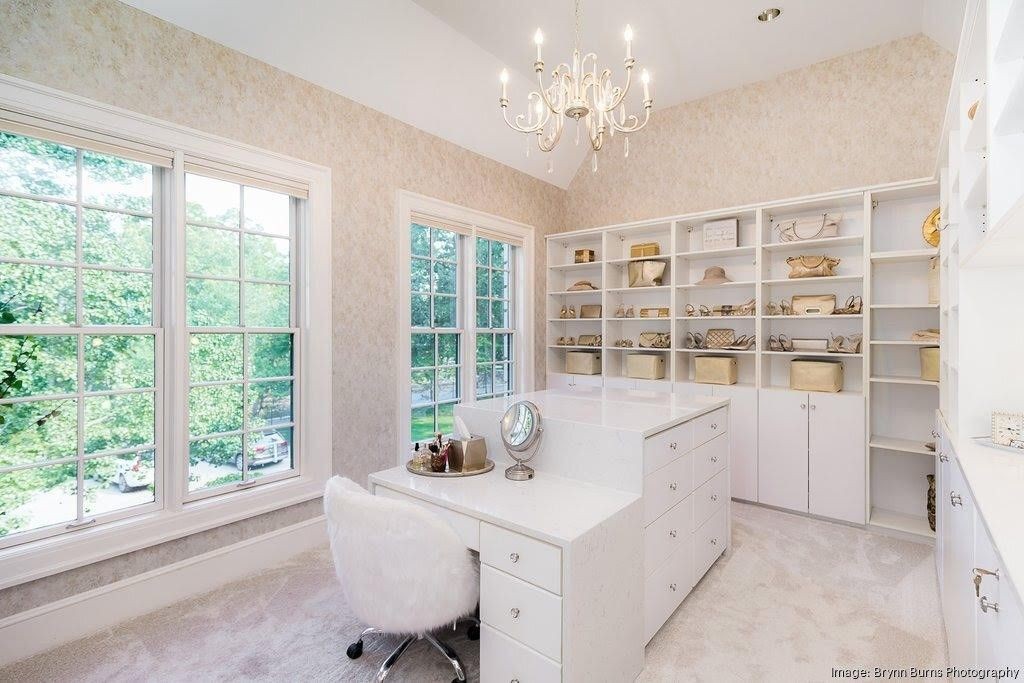 Taylor Swift se muda para mansão do namorado Travis Kelce; veja fotos ...