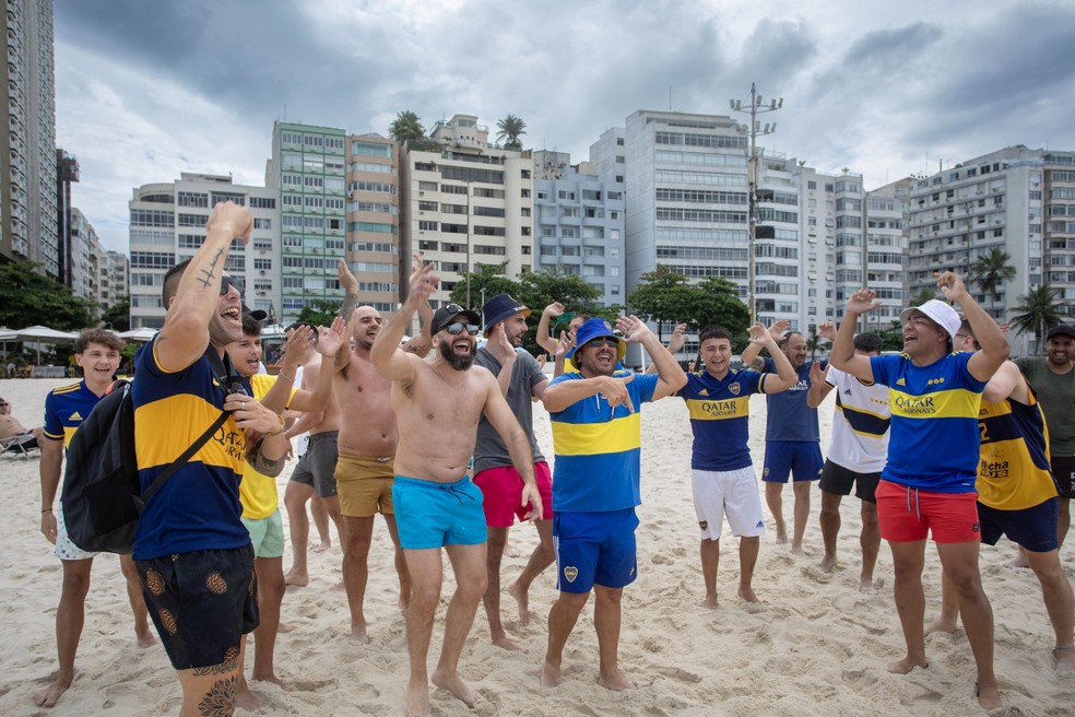Torcedores do Boca Juniors organizam 'bandeiraço' em Copacabana na ...