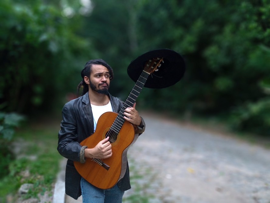 Chico Brown faz apresentação especial no Rio mesclando samba, jazz e blues