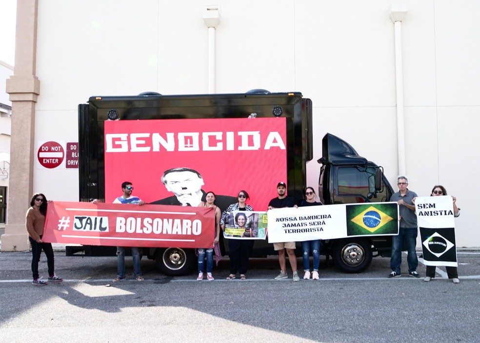 Bolsonaristas tentam impedir protesto contra ex-presidente em Orlando ...