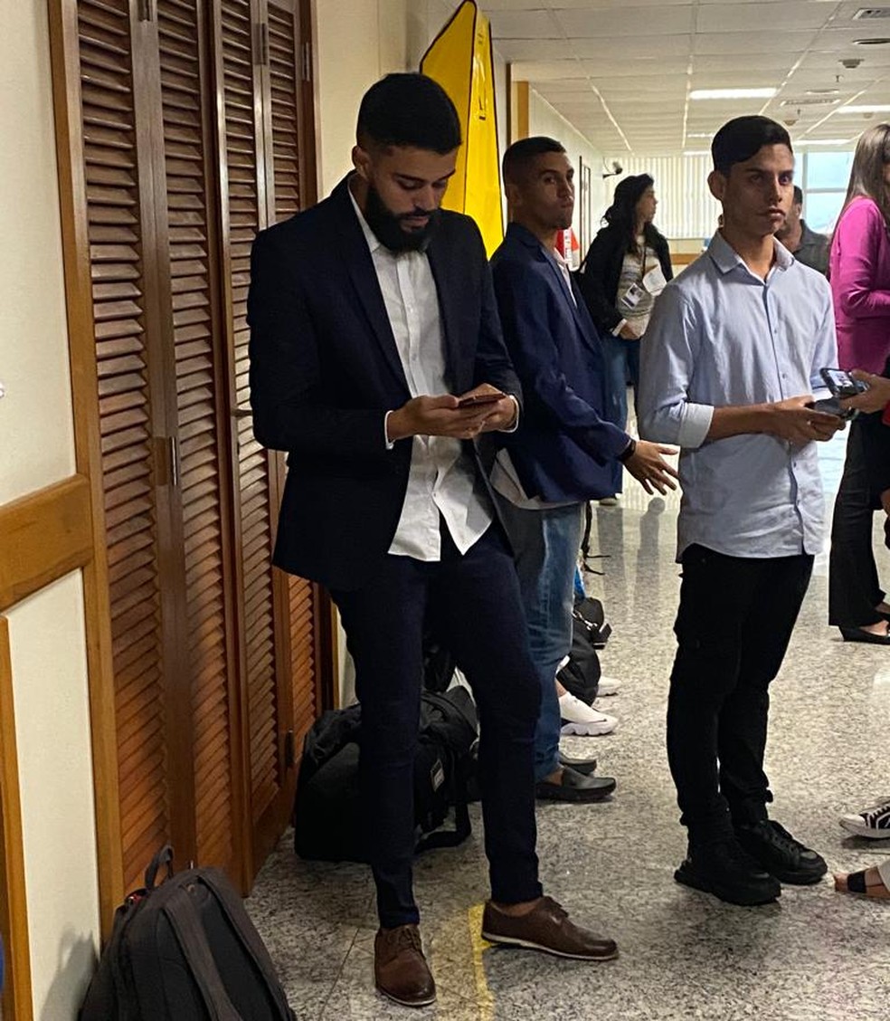 Caso Flordelis: Pastora chora ao ver parentes no tribunal para julgamento
