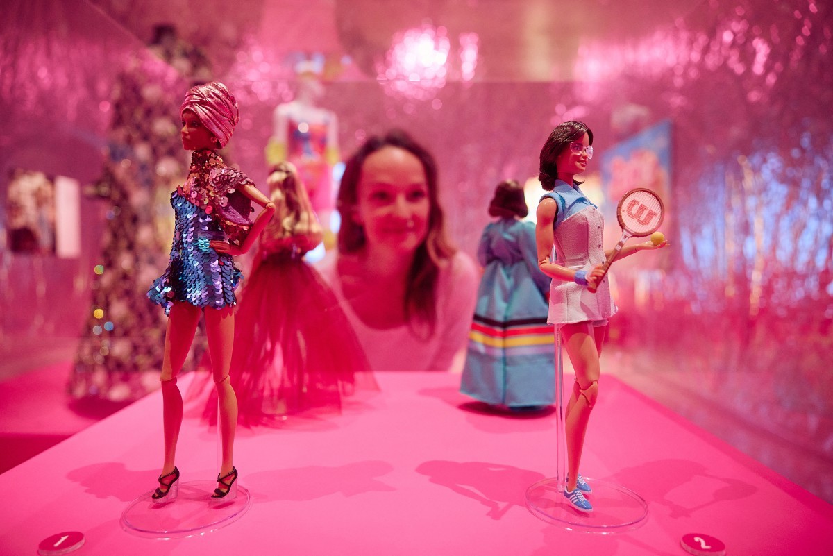 Mattel lança primeira Barbie deficiente visual, e a nova Barbie com ...