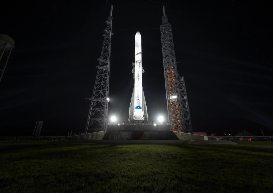 Blue Origin, de Jeff Bezos, vai tentar pousar megafoguete já no ...