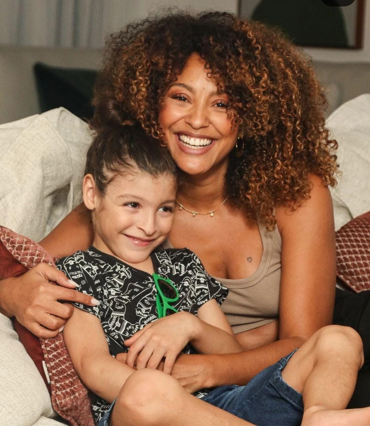 Sheron Menezzes abre álbum de fotos com o filho e encanta web