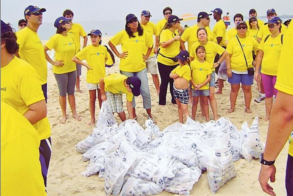 Mutirão de limpeza na praia marca a chegada do verão