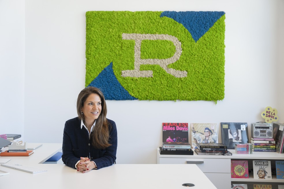 Quem é a CEO iraniana que comprou os direitos musicais de Miles Davis e ...