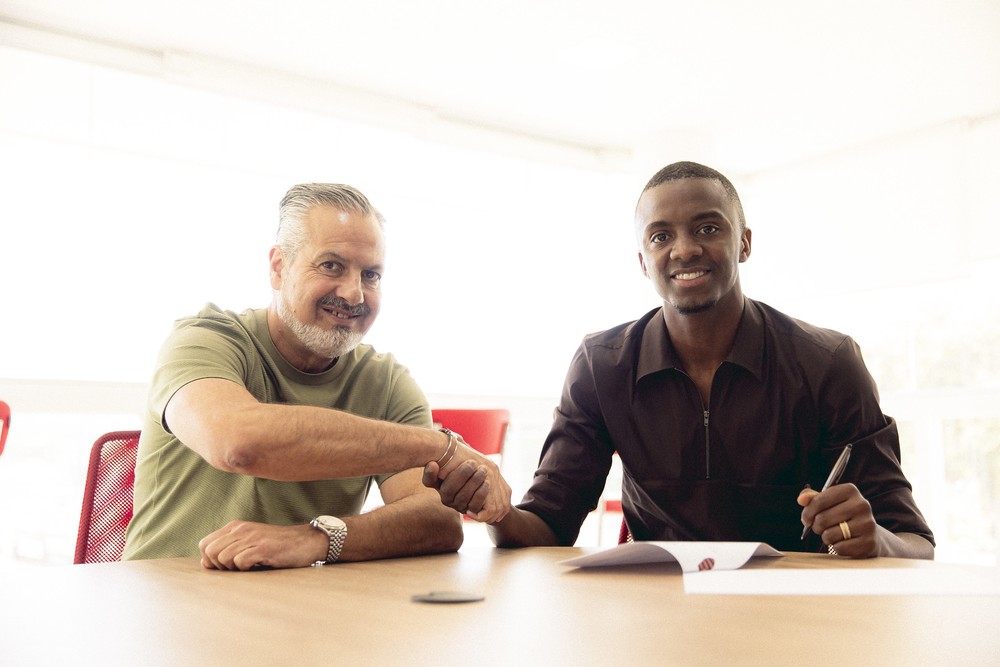 Flamengo anuncia contratação do goleiro Andrew