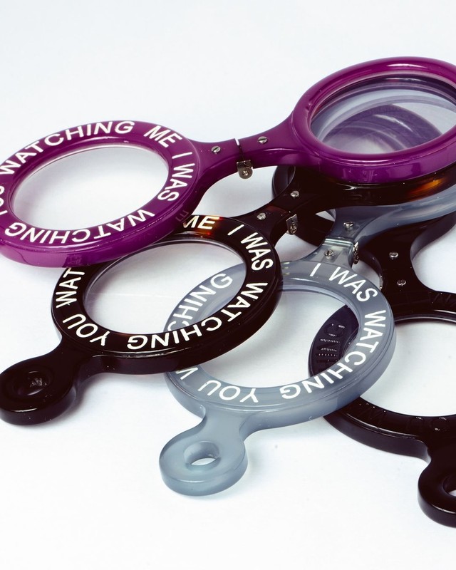 Empresária inova ao transformar óculos-lupa em acessórios de moda: 'Leitura mais leve e descolada'