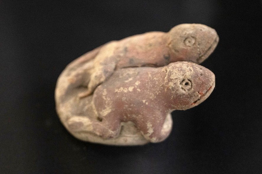 Escultura de sapos de 3.800 anos é descoberta no Peru; item pertence à ...