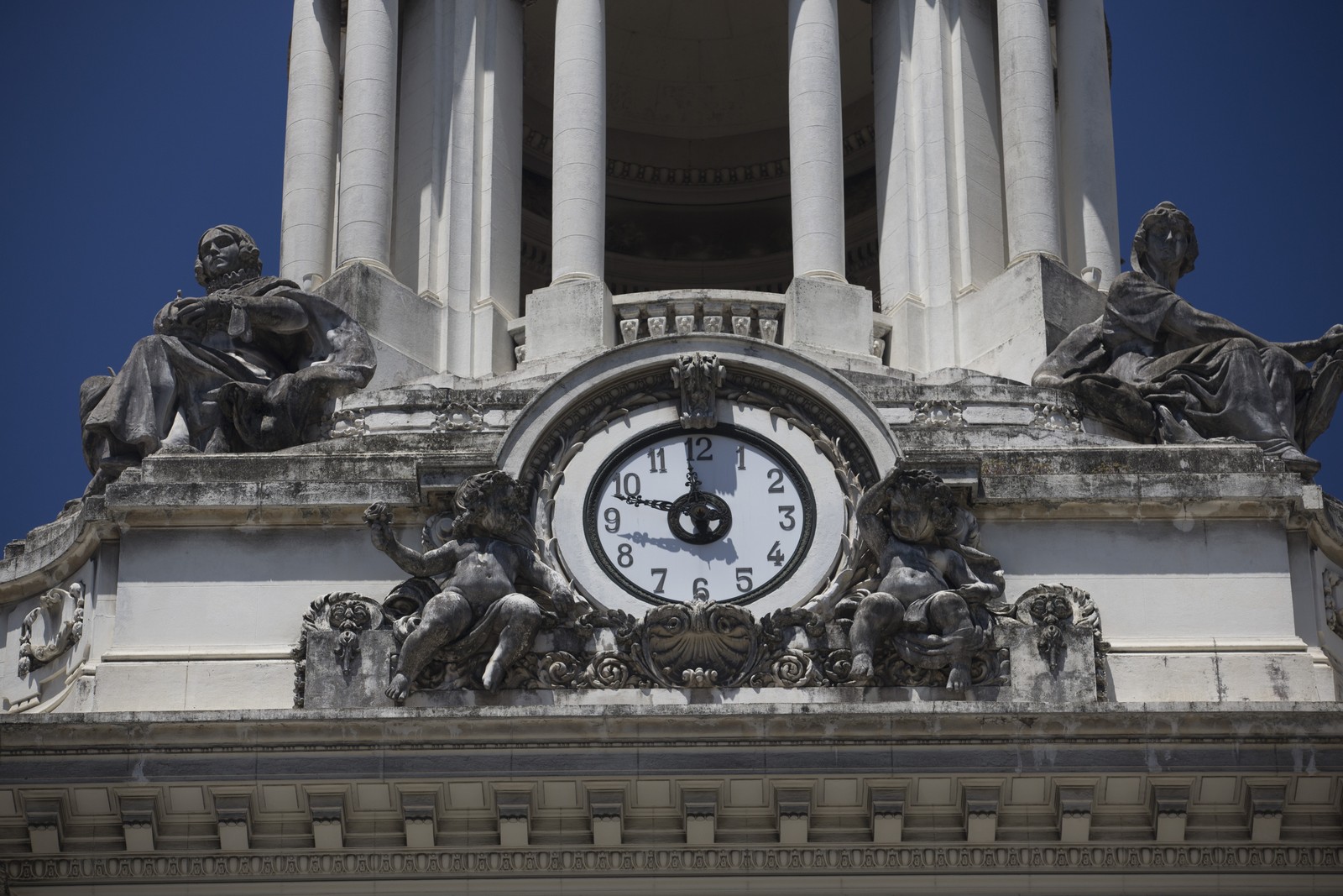 Relógios analógicos no alto de prédios e torres contam a história da ...