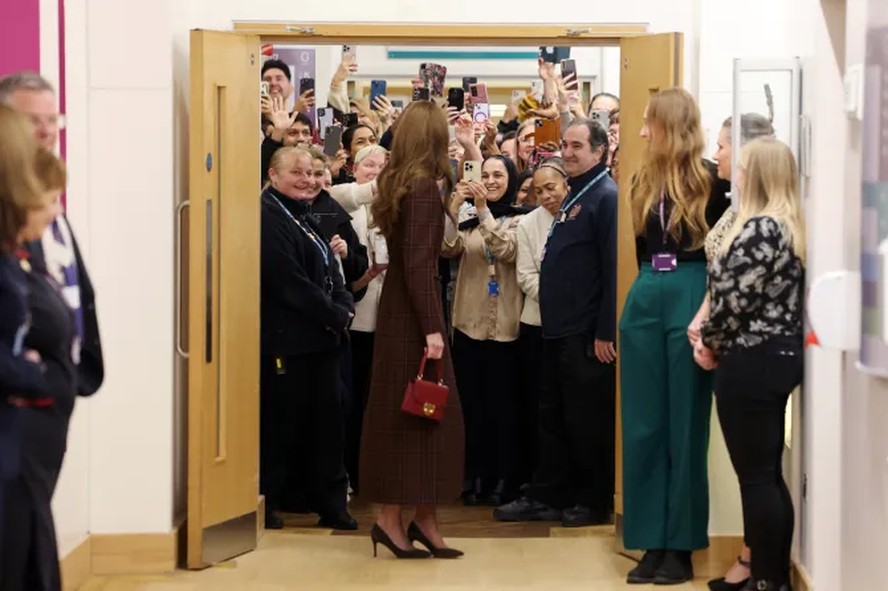 Kate Middleton retorna ao hospital onde tratou câncer e agradece equipe ...