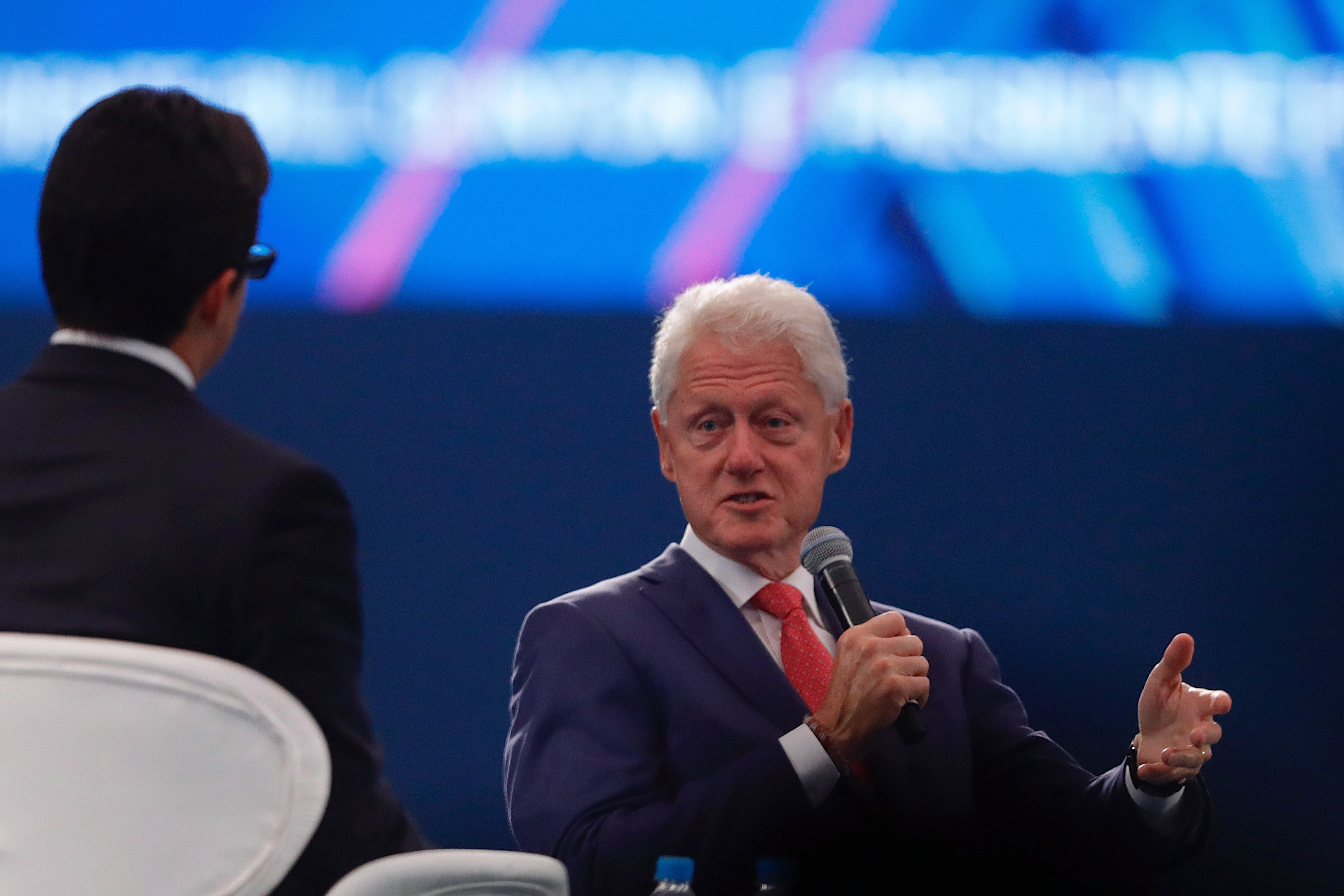 'Não vi nada e não fiz nada de errado': em depoimento, Bill Clinton ...
