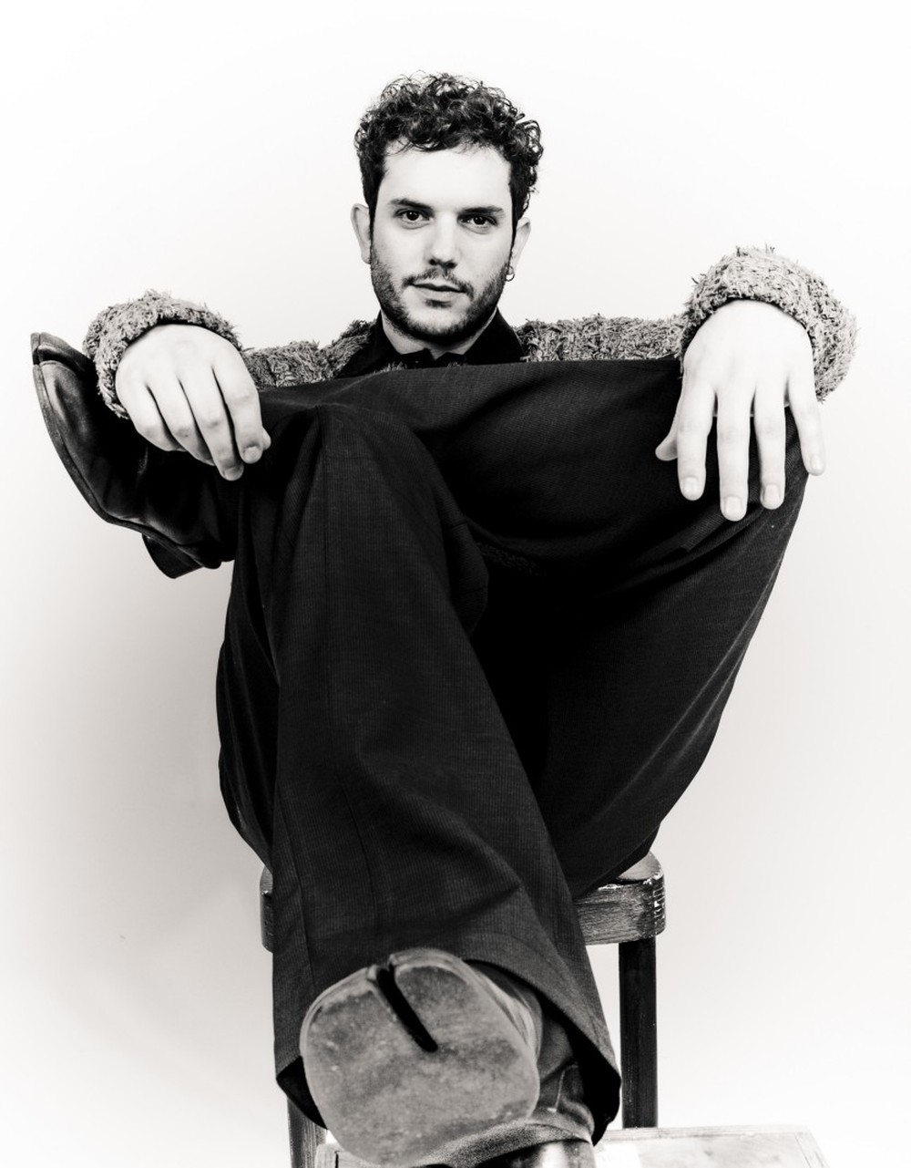 Conheça Edison Alcaide, ator que vive, em série, brasileiro Jean ...