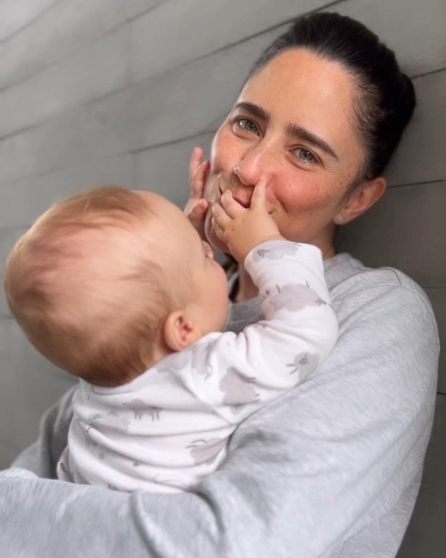 Fernanda Vasconcellos encanta seguidores em momento de chamego com o filho, Romeu