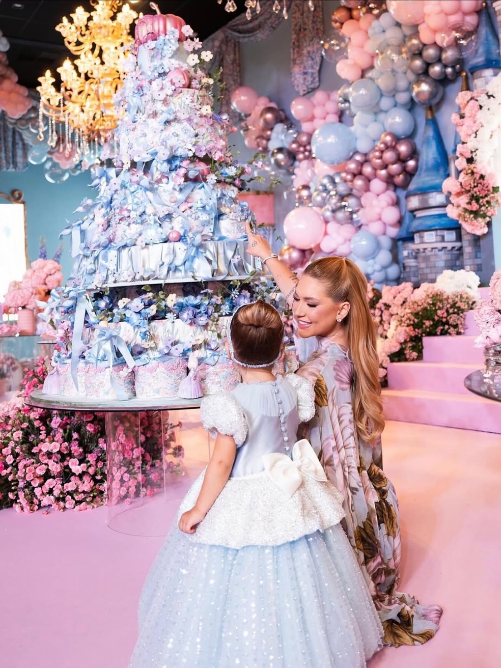 Quem é Denilson Lima, o confeiteiro por trás do bolo luxuoso da festa ...