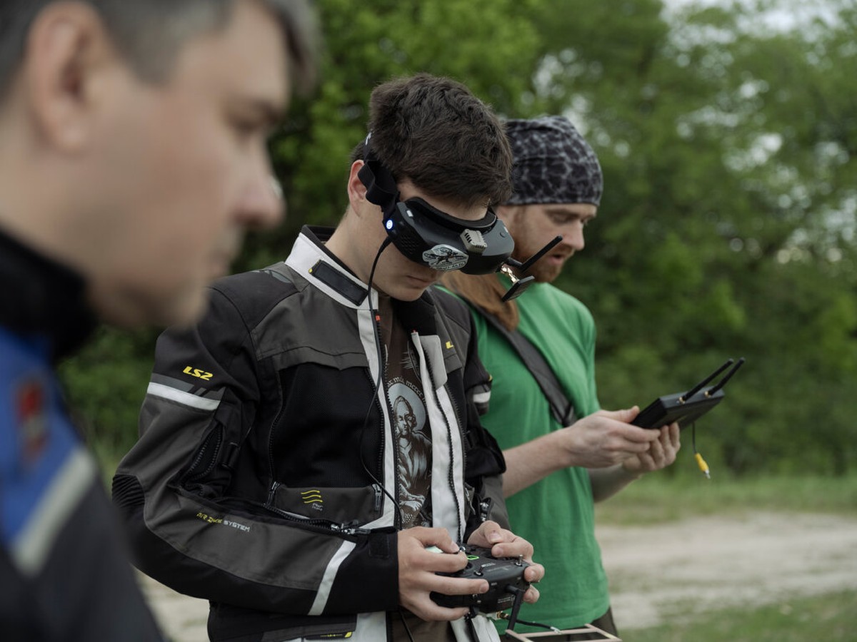 'Robôs assassinos': Ucrânia aposta em armas movidas por inteligência ...