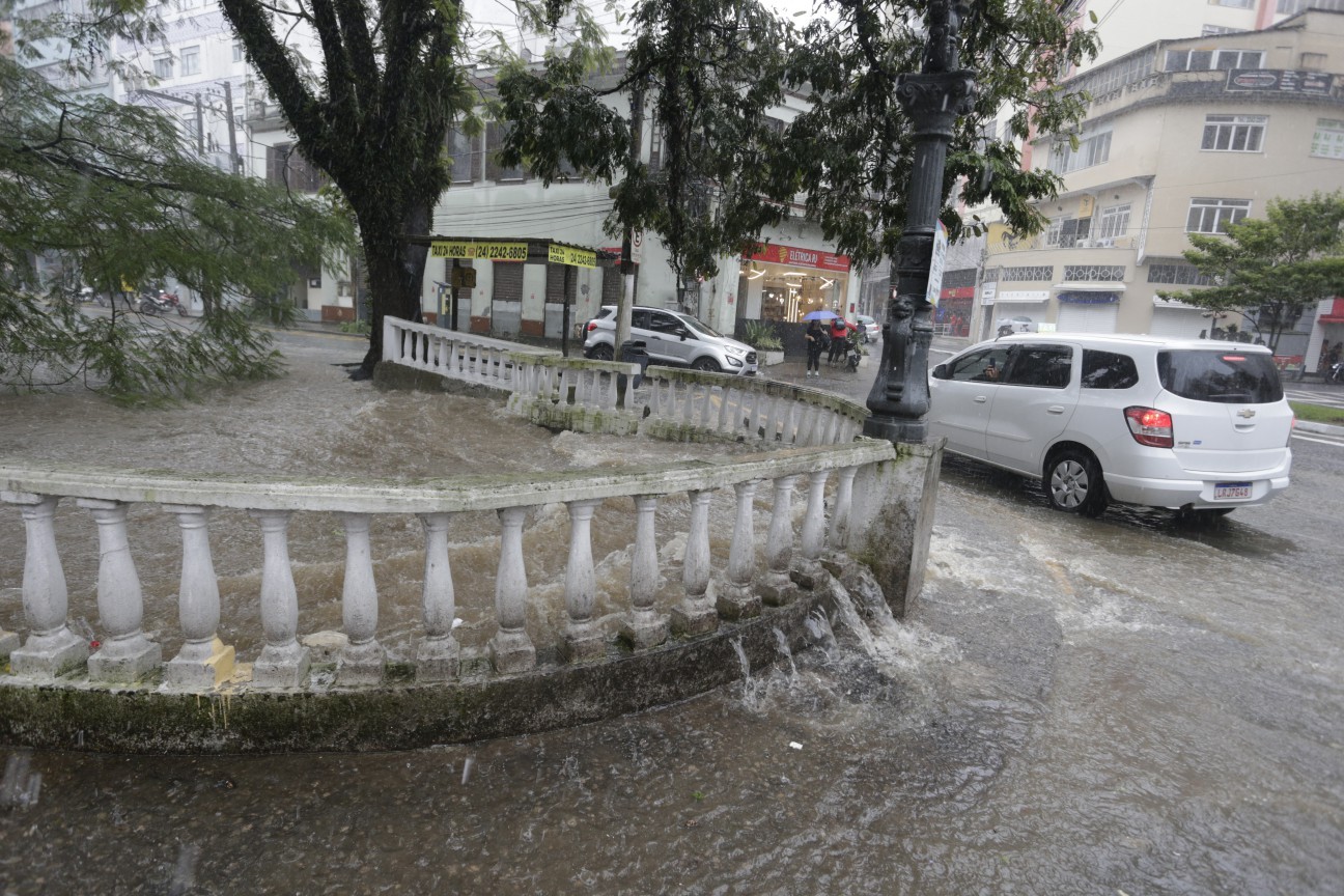 Em quatro horas, já choveu mais que o dobro do previsto em Petrópolis
