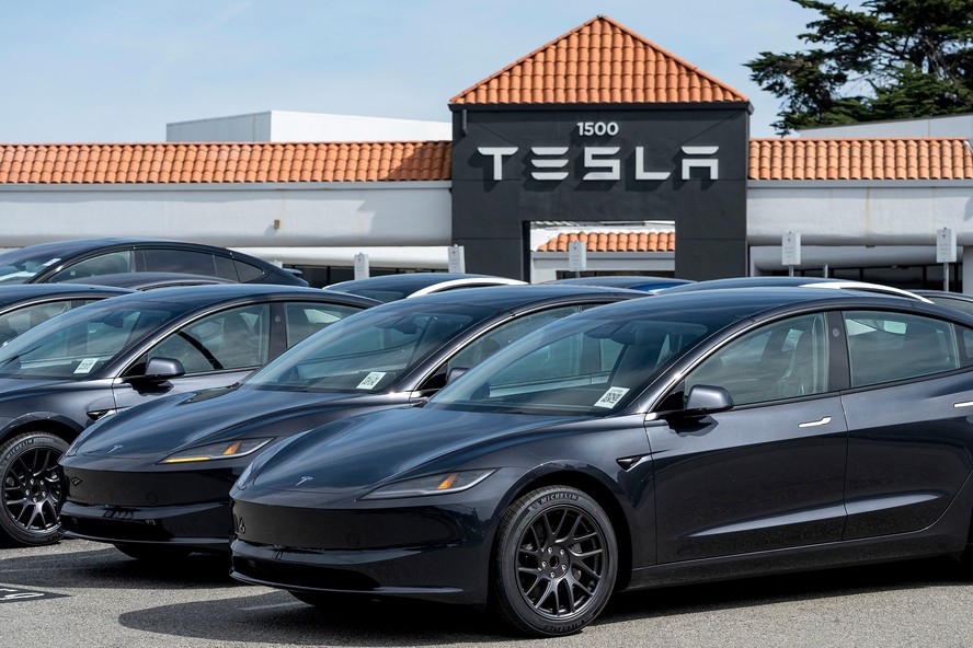 Elon Musk diz que primeiro Tesla foi entregue sozinho até casa de cliente