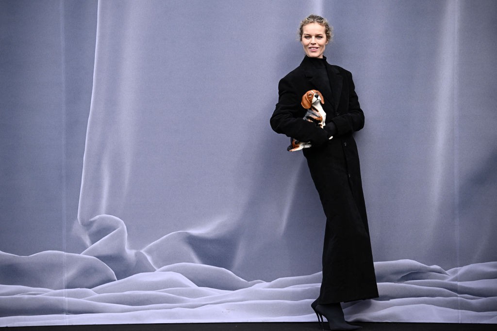 Joan Smalls de seios de fora, Eva Herzigova com cachorrinho de ...