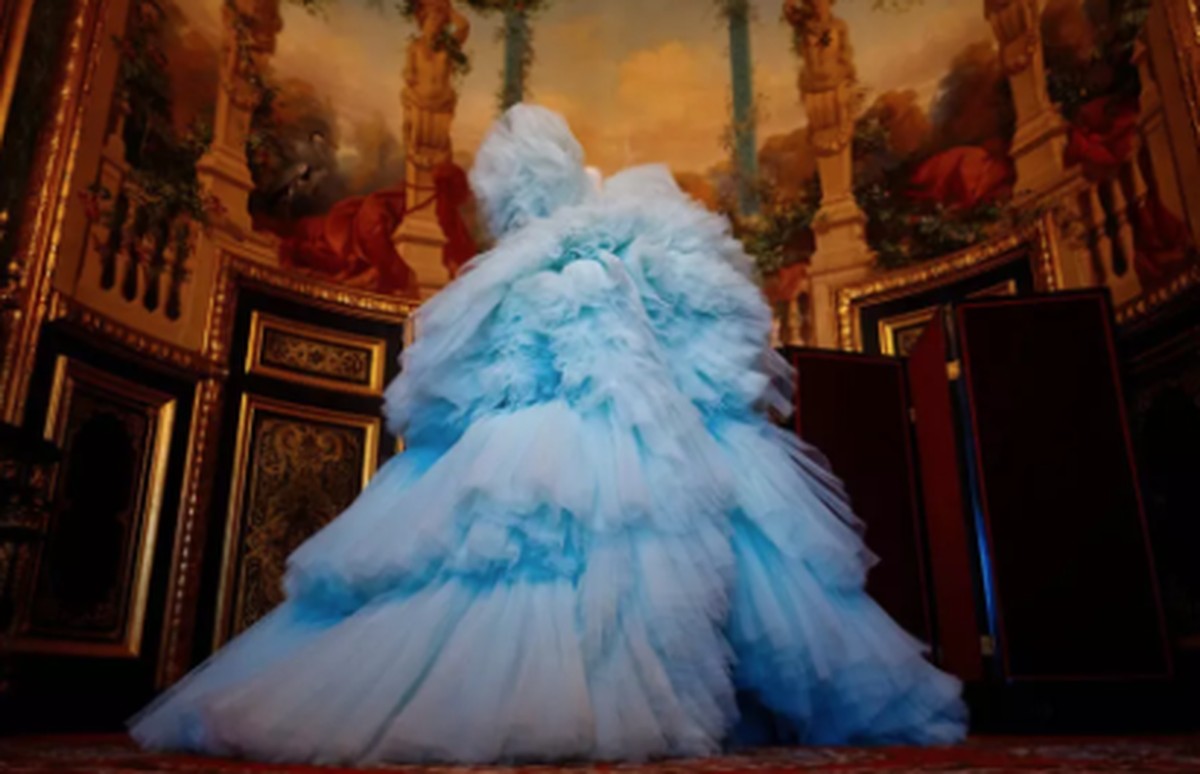 Louvre abre 1ª exposição fashion e mira novo público após relatório ...