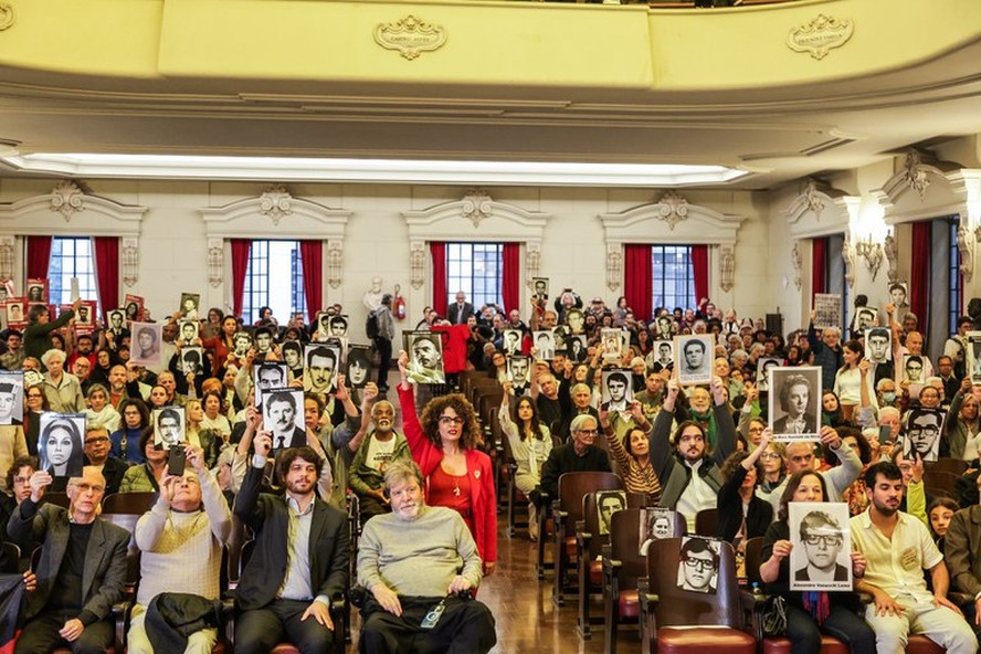 Familiares de mortos e desaparecidos na ditadura recebem certidões de ...