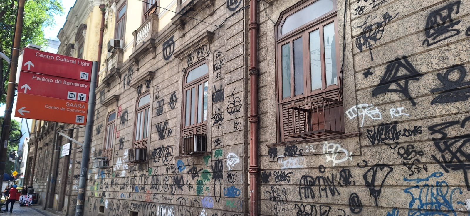 Em petição de miséria, prédio do Colégio Pedro II, no Centro do Rio ...