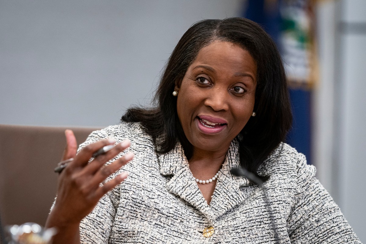 Fed: Lisa Cook afirma que o risco para o mercado de trabalho é maior do ...