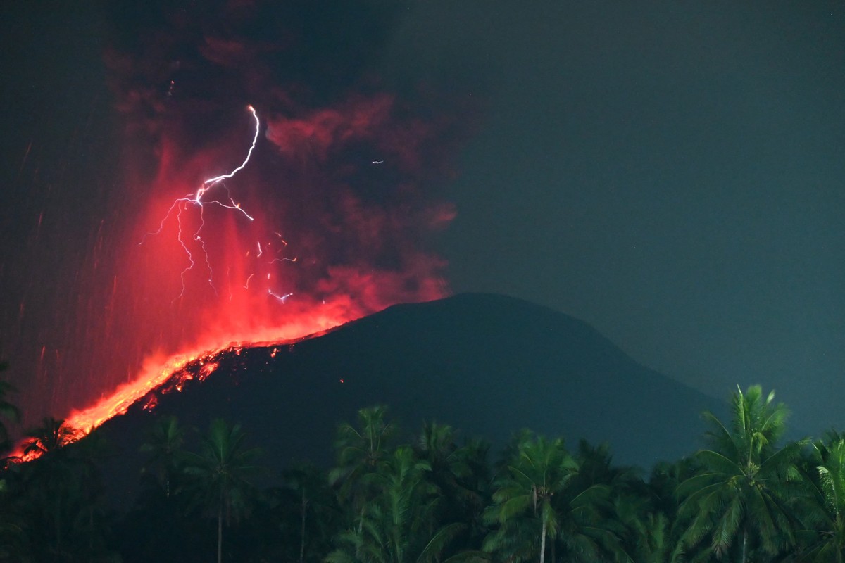 Centenas de pessoas são evacuadas devido a erupção vulcânica na Indonésia