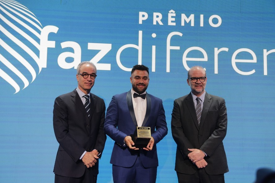 Professor recebe Prêmio Especial do Faz Diferença 2023 em nome dos ...